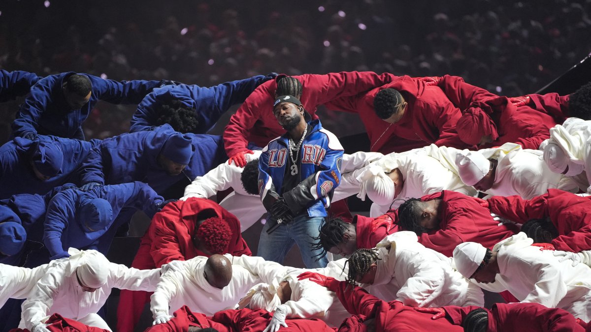 Kendrick Lamar raps ‘Not Like Us’ in Super Bowl halftime show – NBC Chicago