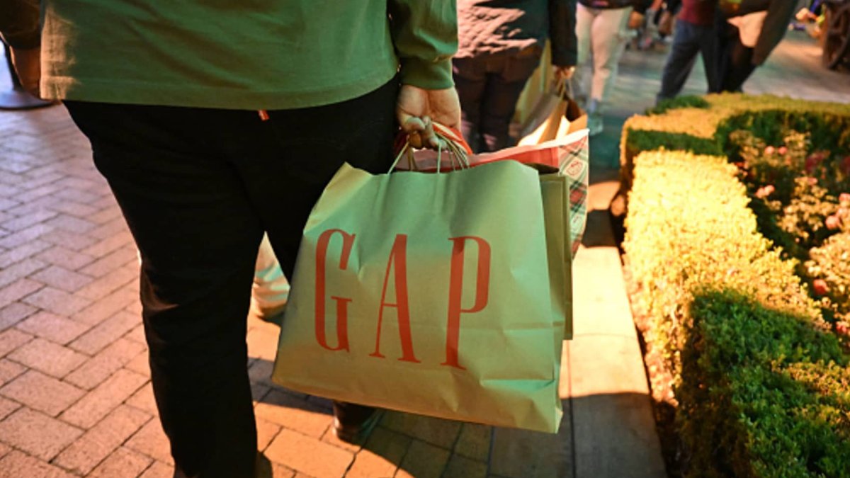 Gap shares spike 17% as retailer blows away expectations again, showing ...