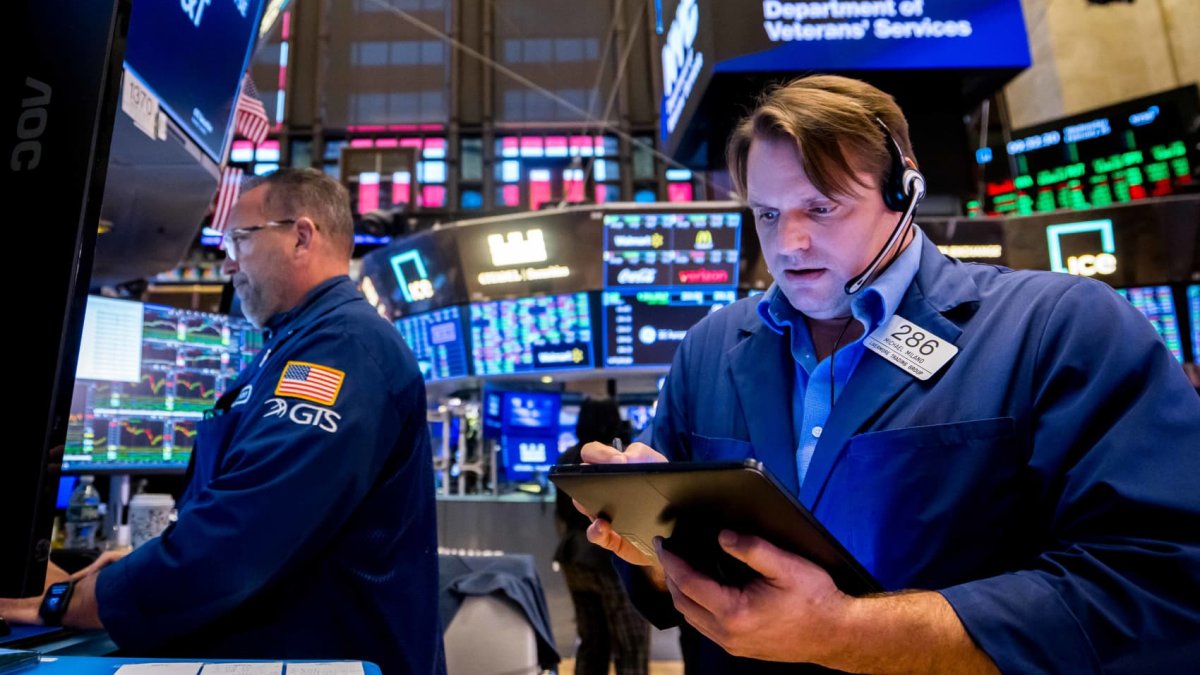 Dow tumbles 400 points, Nasdaq enters correction as trade policy ...