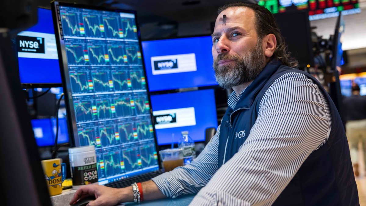 Dow closes nearly 500 points higher, S&P 500 surges over 1% on hopes ...