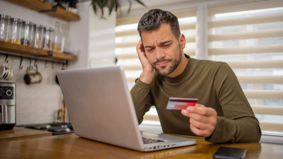 4 in 10 Americans with credit card debt get this wrong—it will ‘keep ...