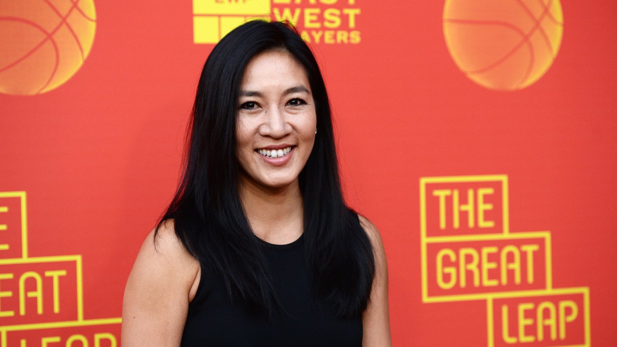 See Michelle Kwan’s 3-year-old daughter Kalista take her first ice skating steps – NBC Chicago