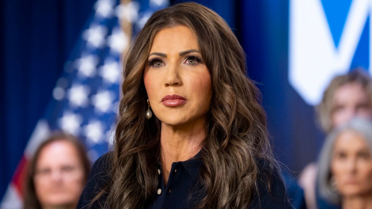 Homeland Security Secretary Kristi Noem’s bag was stolen – NBC Chicago