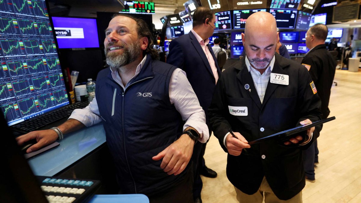S&P 500 closes at a record Friday, overcoming even more trade angst ...