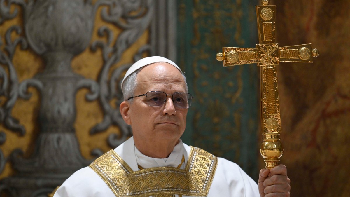 2005 World Series broadcast shows Pope Leo XIV in attendance – NBC Chicago