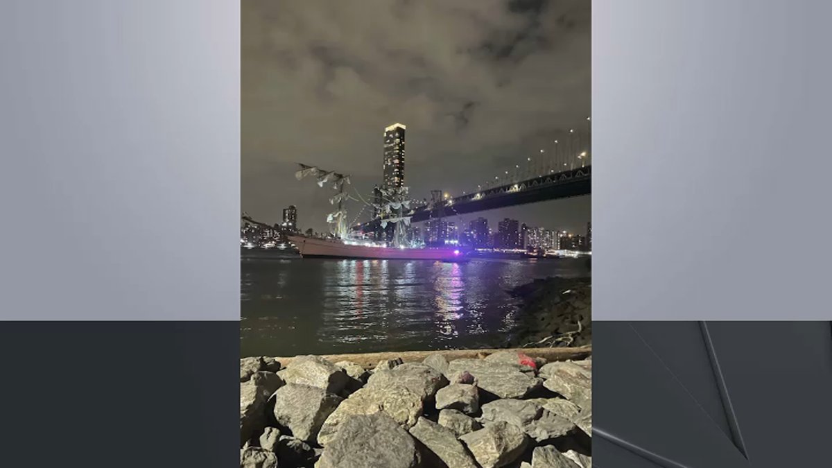 2 dead after boat hits Brooklyn Bridge – NBC Chicago