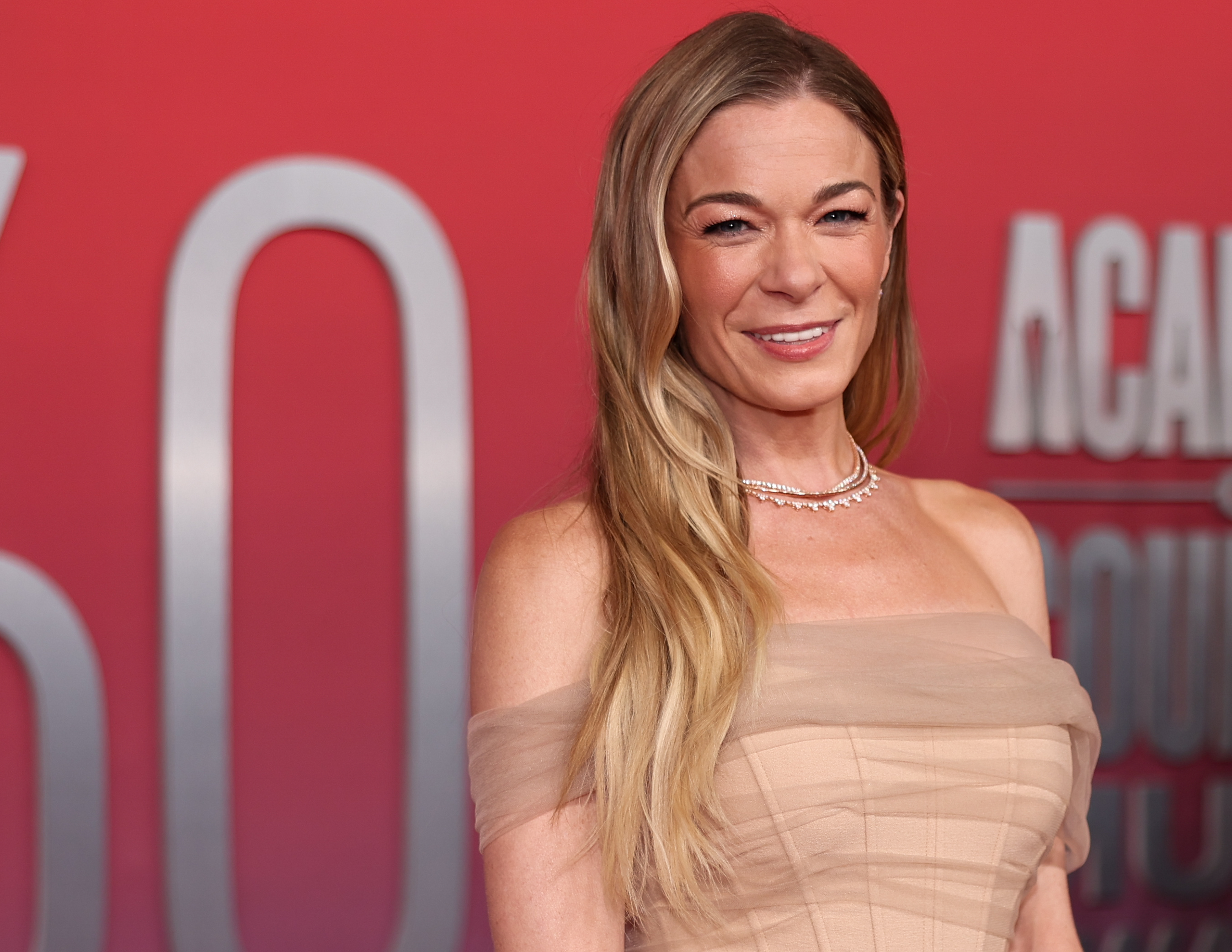 LeAnn Rimes reveals her teeth fell out mid-performance – NBC New York