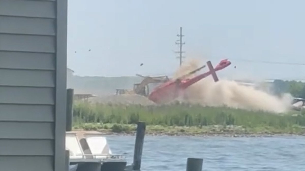 Watch: Helicopter crashes near waterfront Michigan restaurant – NBC Chicago