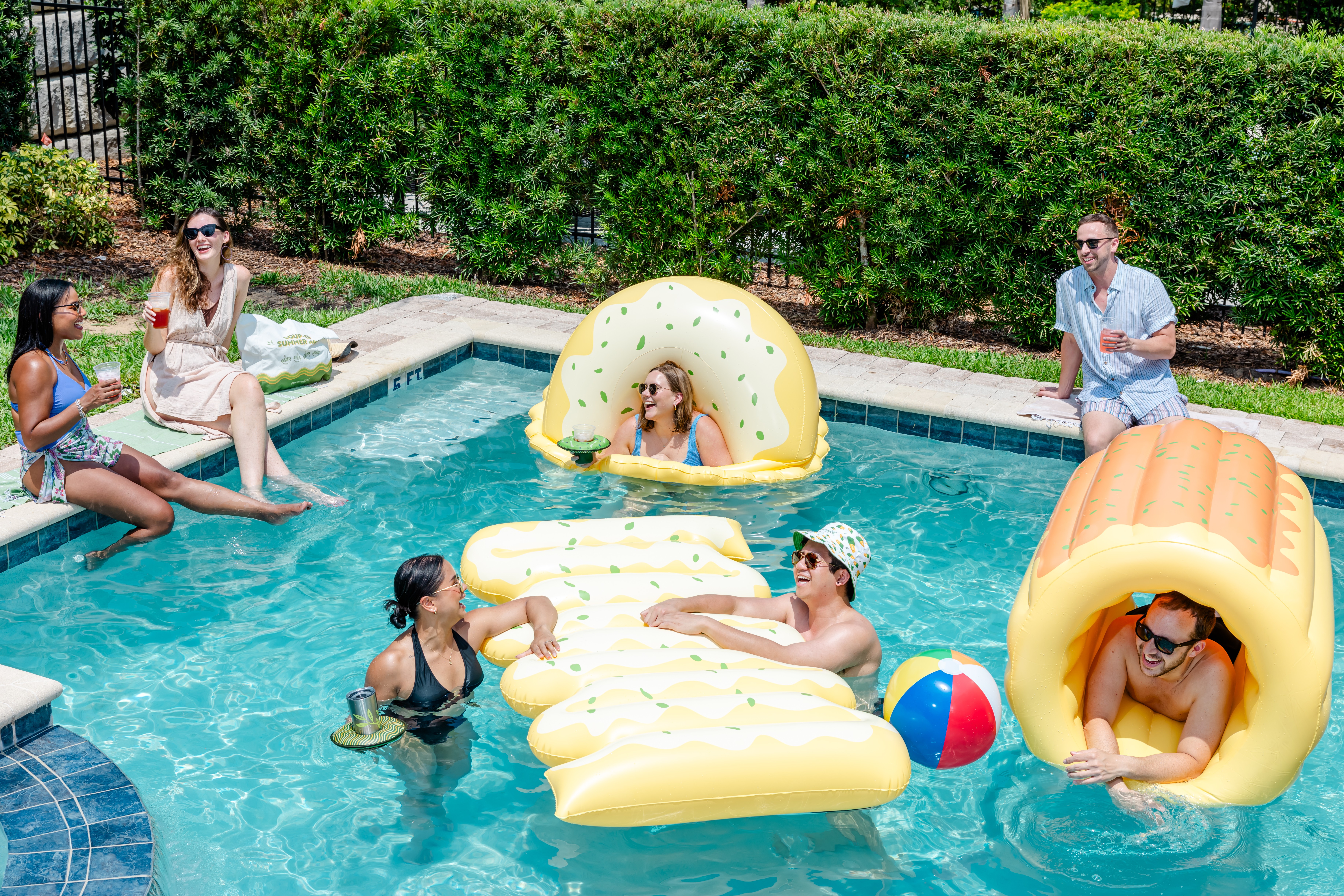 Olive Garden unveils limited-edition pasta-shaped pool floats – NBC Chicago