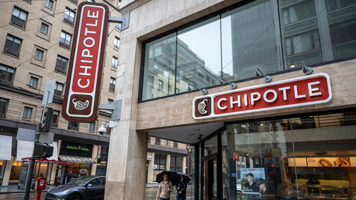 Chipotle stock tumbles 9% after chain cuts same-store sales forecast ...