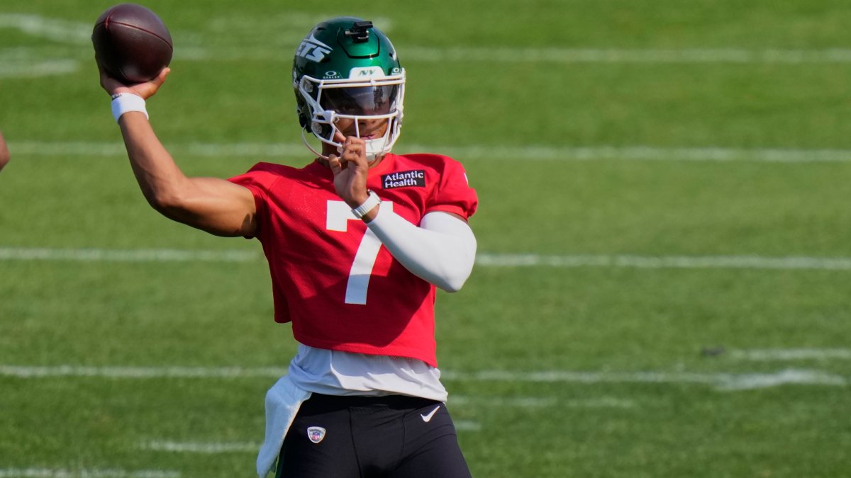 Justin Fields carted off Jets’ practice field with injury – NBC Chicago