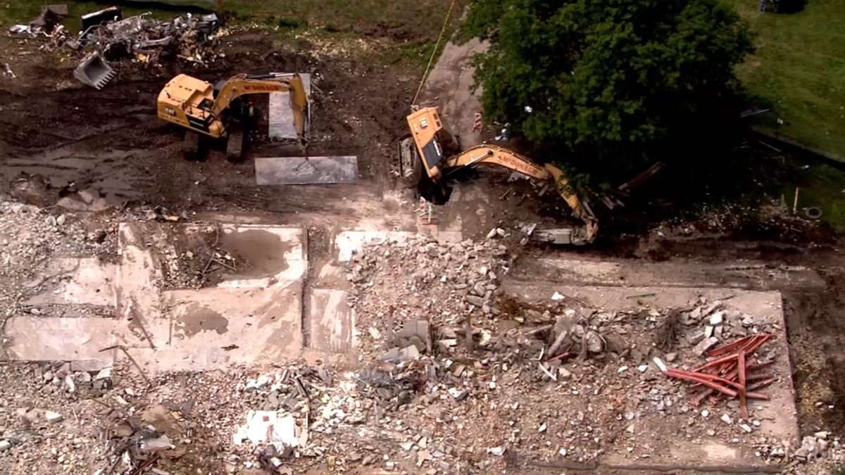 Person trapped inside fallen crane at Oak Forest construction site ...