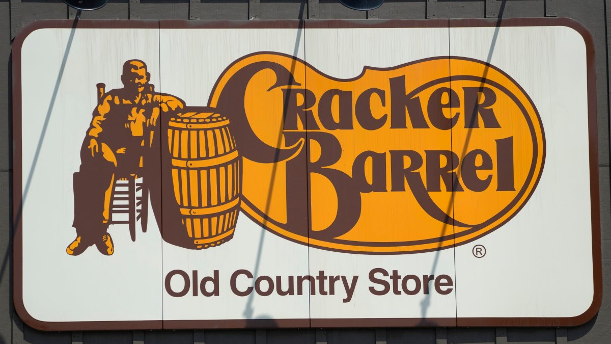 Cracker Barrel scraps new logo following backlash – NBC Chicago