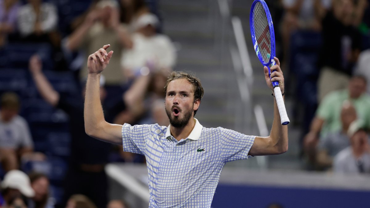 Daniil Medvedev’s U.S. Open match delayed by booing fans – NBC Chicago