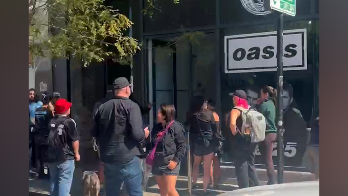 VIDEO: Oasis pop-up shop opens in Chicago with massive lines – NBC Chicago