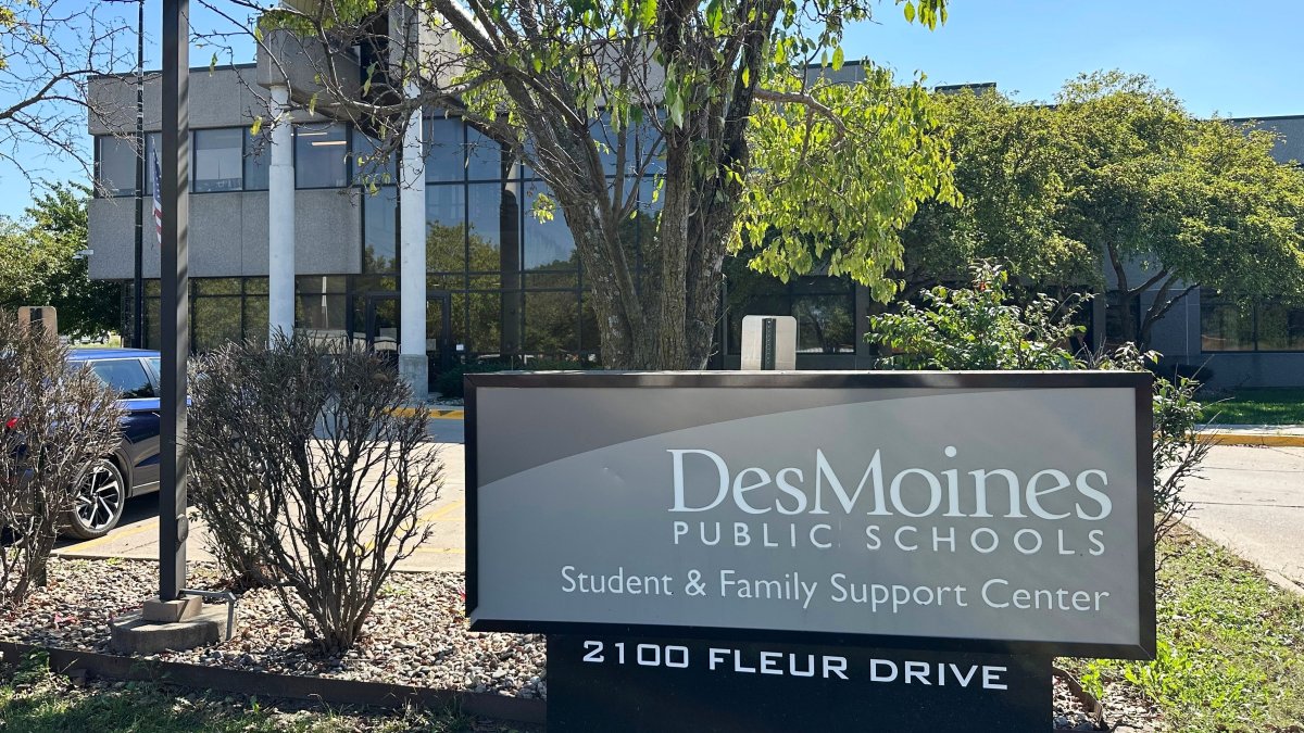 ICE arrests Des Moines, Iowa, superintendent Ian Roberts – NBC Chicago