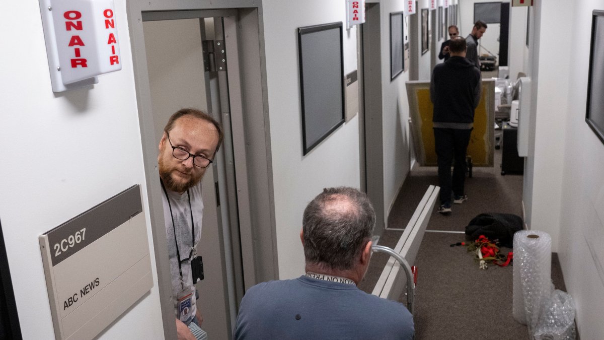 Journalists turn in their access badges and exit the Pentagon – NBC Chicago