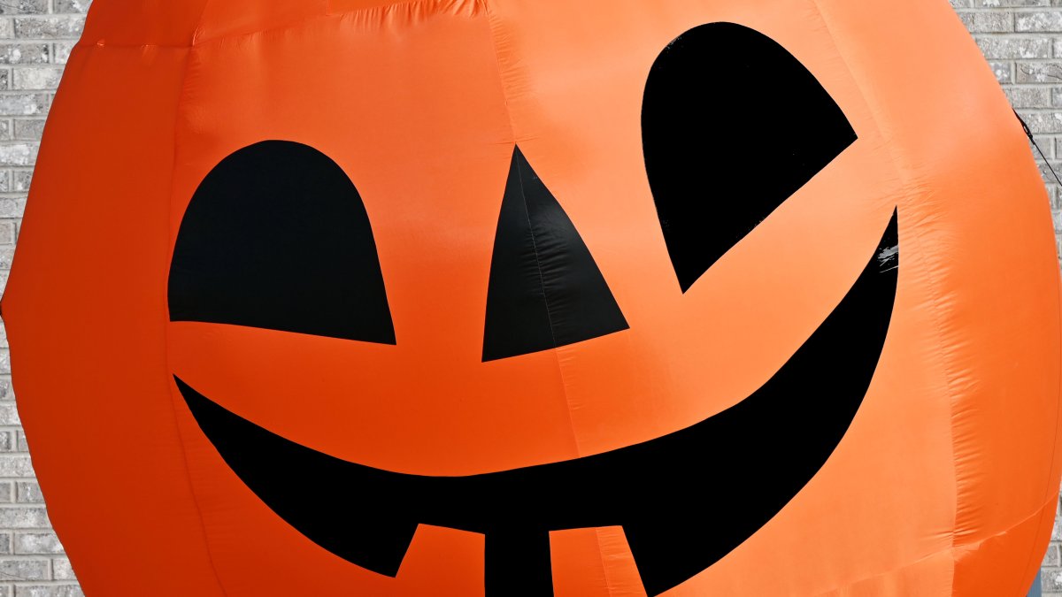 Mom wrestles runaway 20-foot inflatable pumpkin to the ground – NBC Chicago