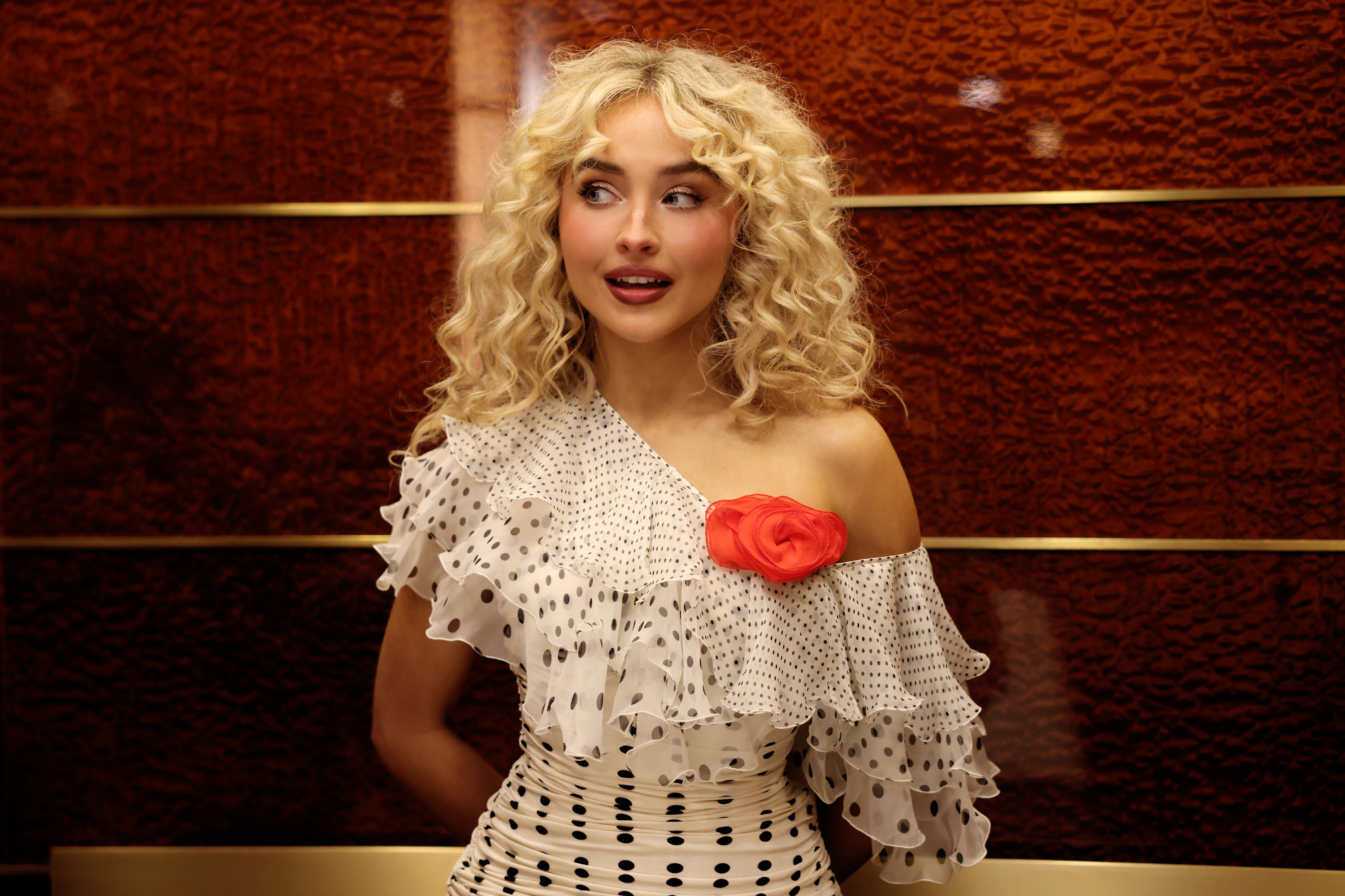 Sabrina Carpenter channels Carrie Bradshaw in hilarious ‘SNL’ teaser ...