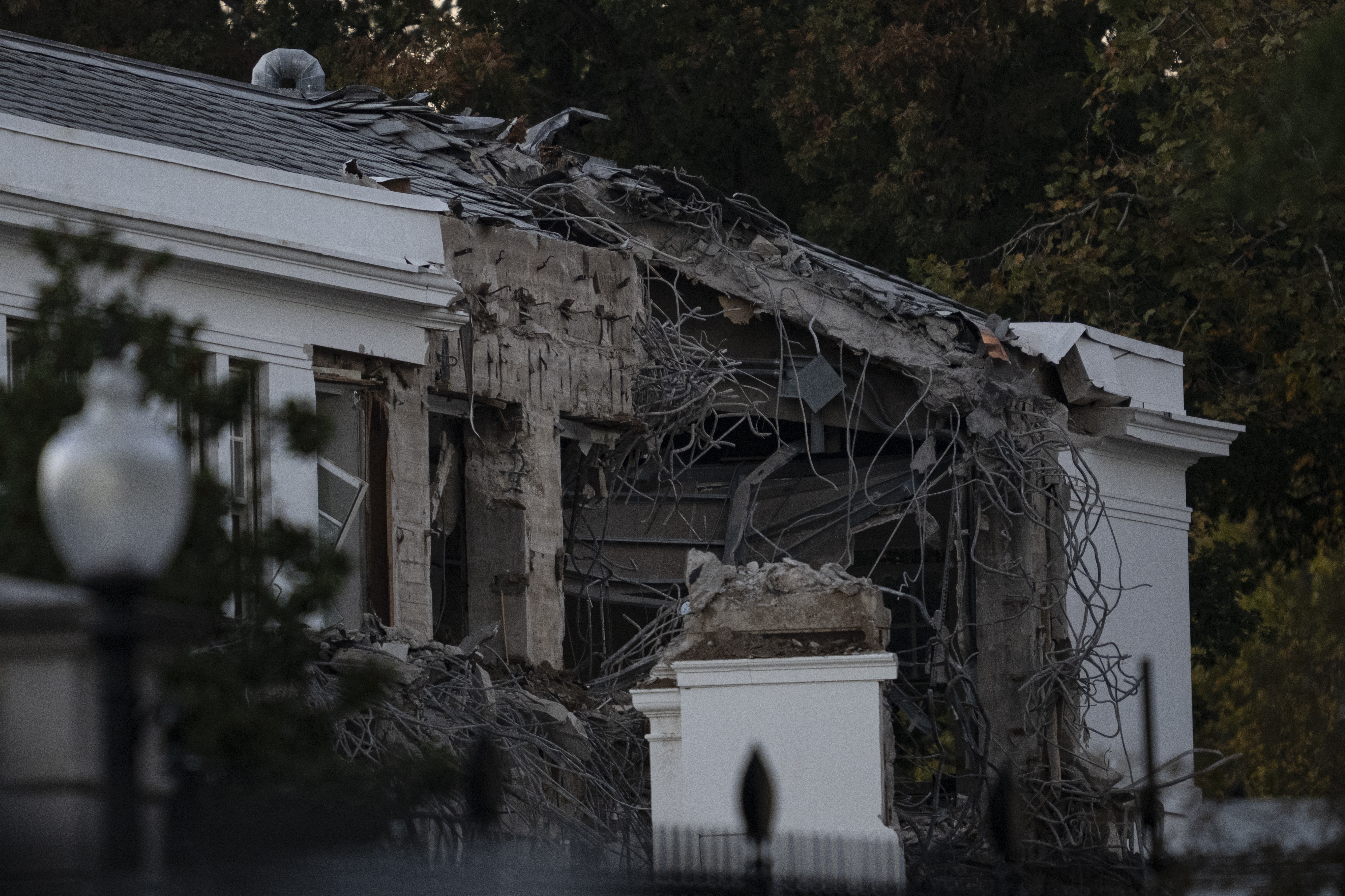 White House demolition on East Wing begins for Trump ballroom – NBC Chicago