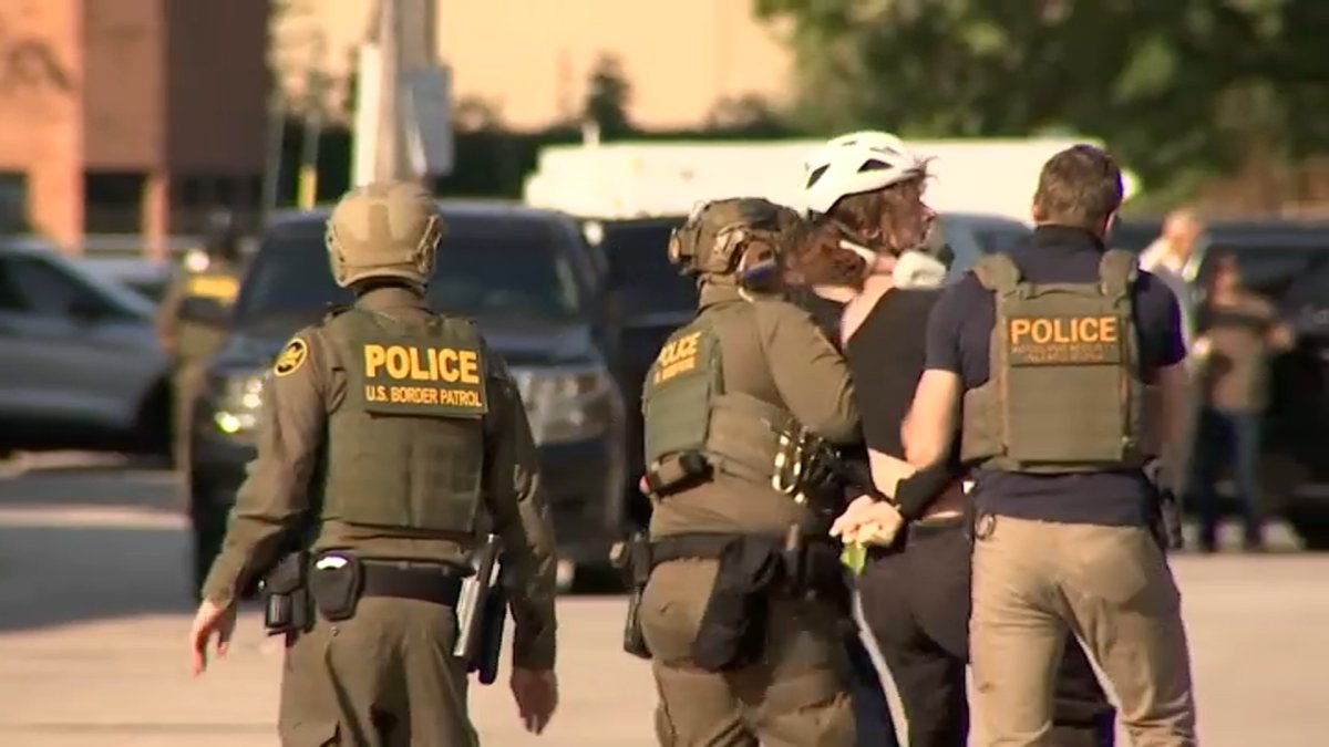 5 arrest Friday: Latest scenes from Broadview ICE protests – NBC Chicago