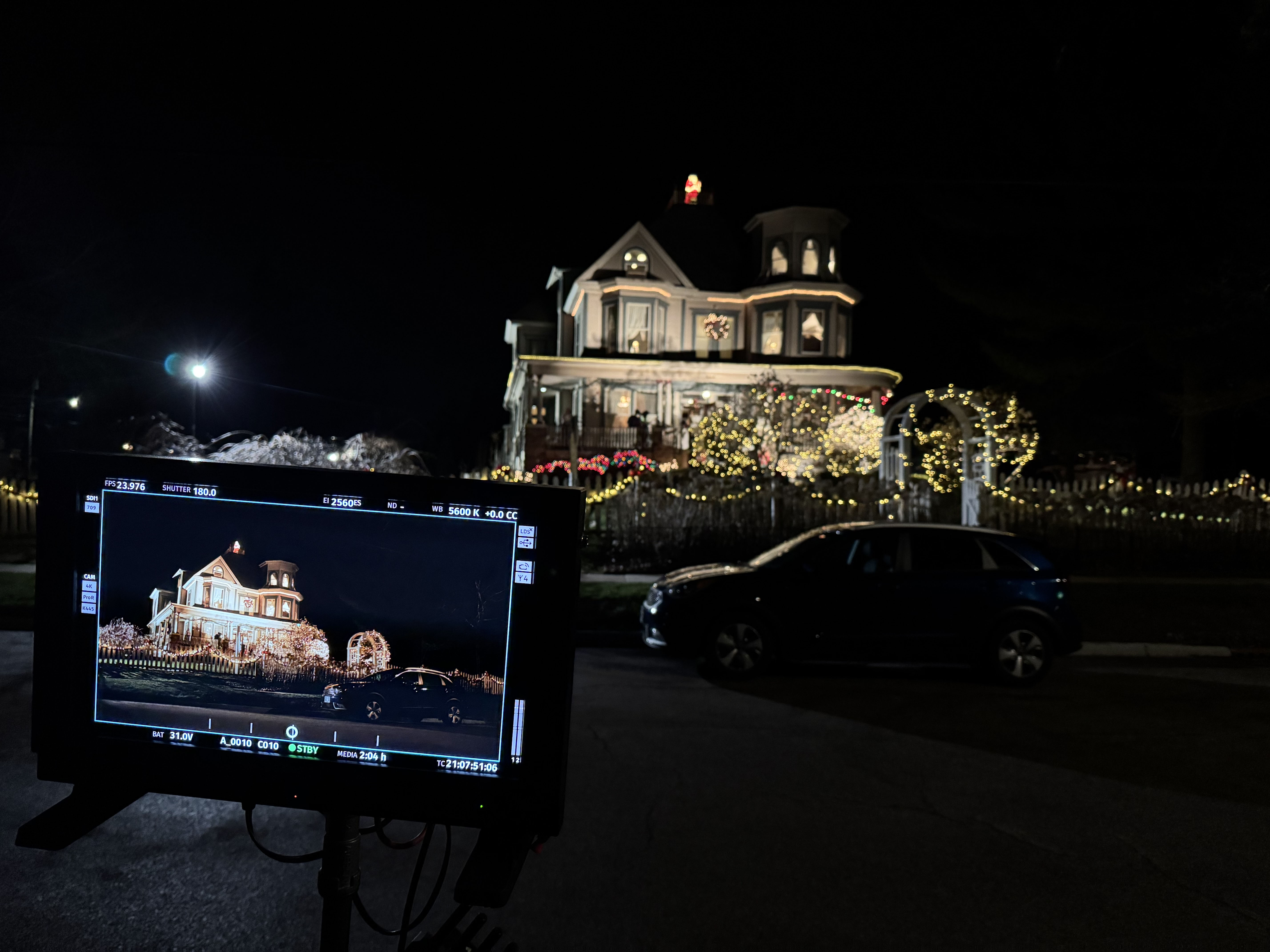 Woodstock, Libertyville star in new holiday rom-com – NBC Chicago