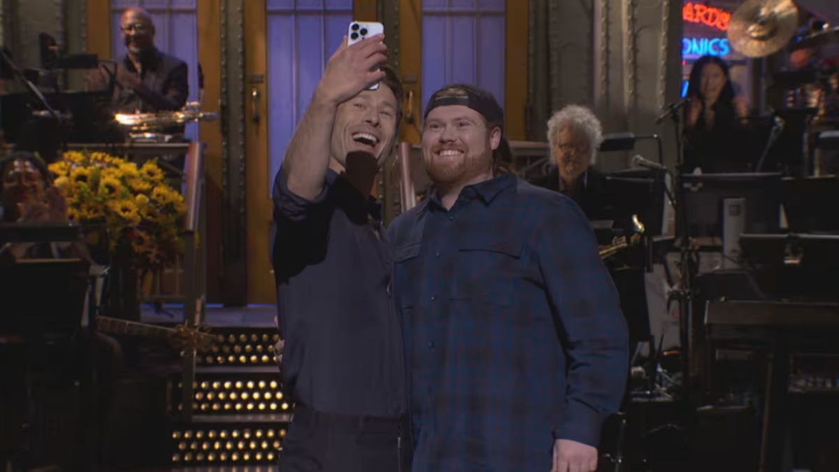 Glen Powell finally gets to host ‘SNL’ – NBC Chicago