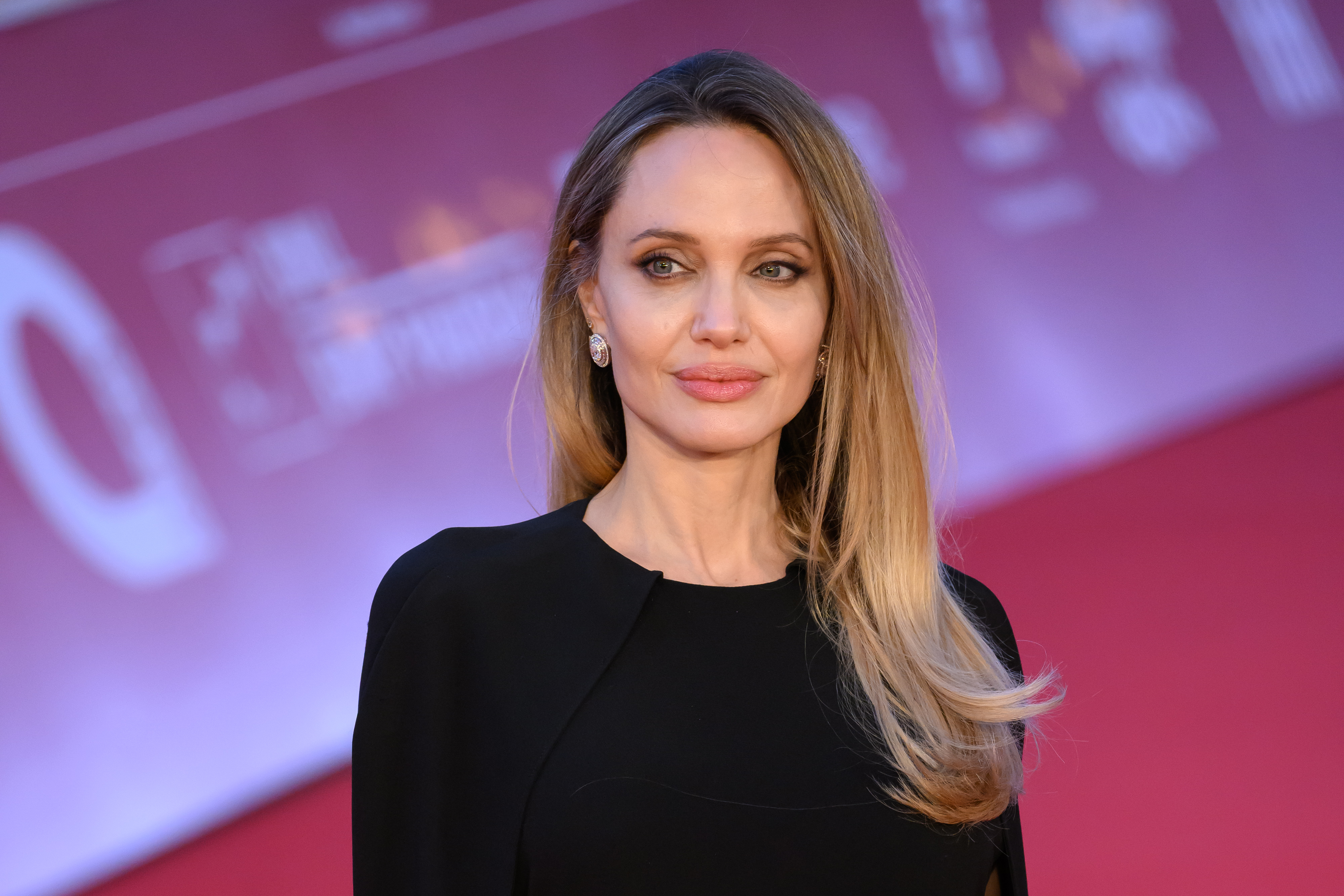 Angelina Jolie shares her mastectomy scars for first time – NBC Chicago