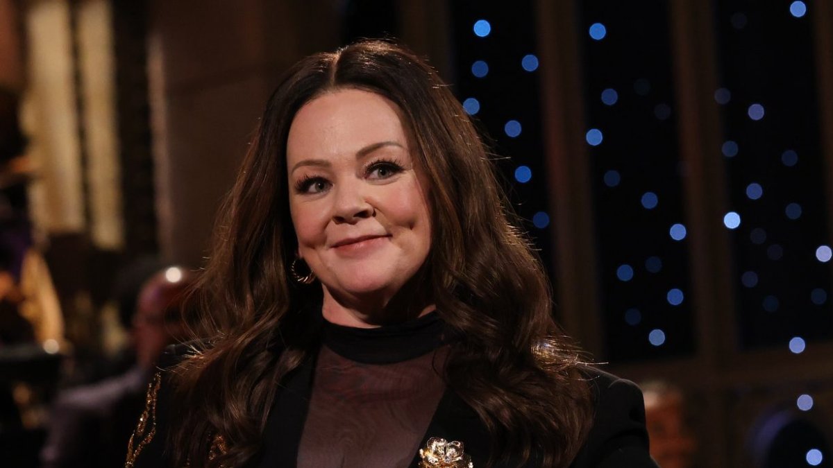 Melissa McCarthy debuts weight loss transformation during SNL – NBC Chicago