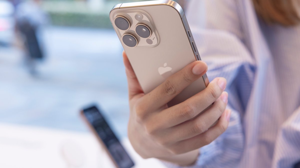 Apple warns iPhone users to update iOS after hacking campaigns – NBC ...