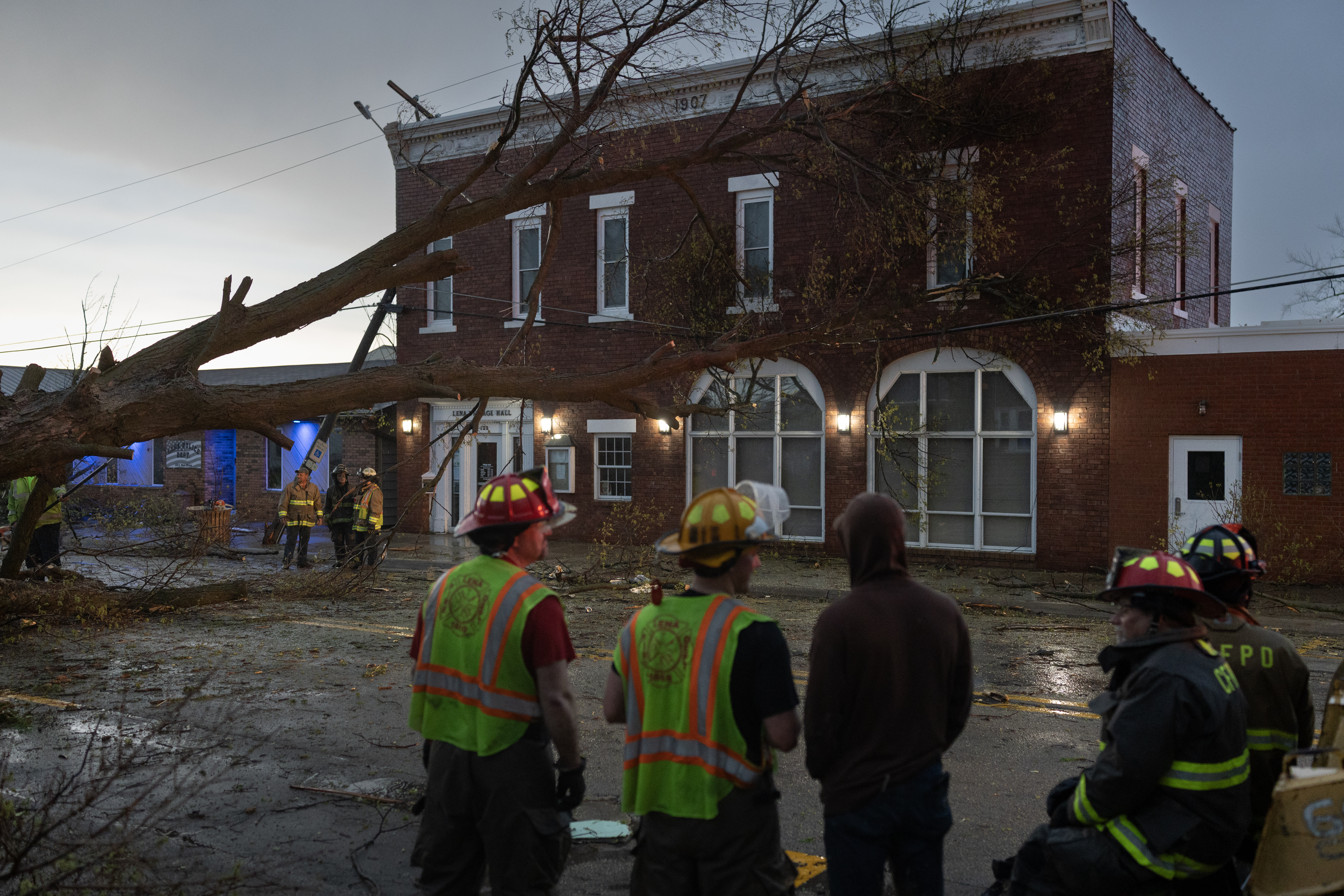 Powerful winds and reported tornadoes rip through the Midwest – NBC Chicago