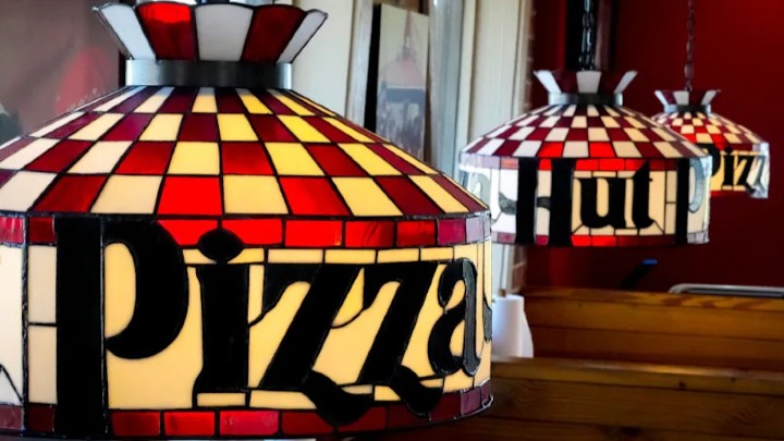 These Pizza Hut restaurants are going retro with 1990s makeover – NBC ...