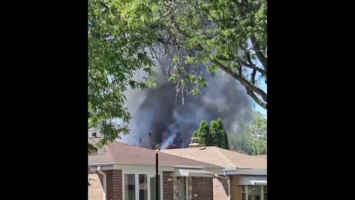 VIDEO: Large flames and plume of smoke rise from fire in Chicago – NBC ...
