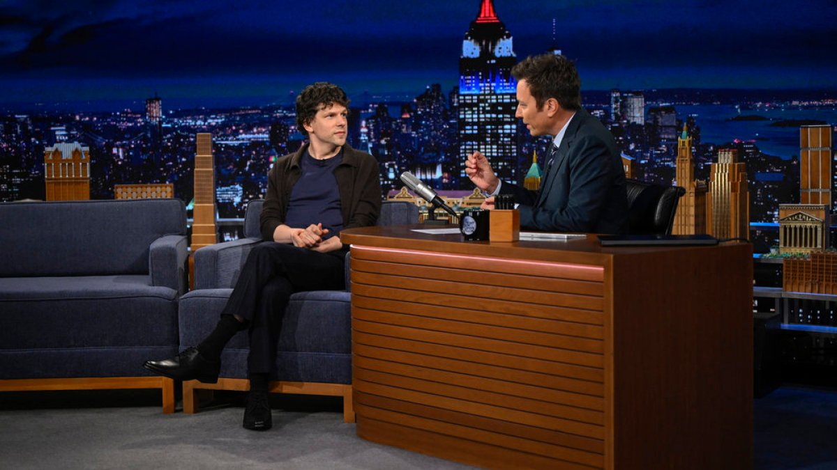 Why Jesse Eisenberg donated his kidney to a complete stranger – NBC Chicago