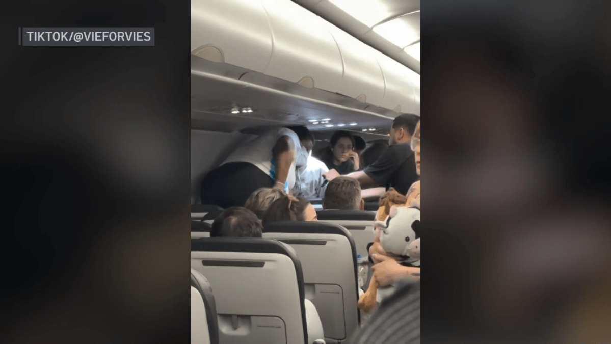 Passenger choked Frontier Airlines employee on Chicago-bound flight ...