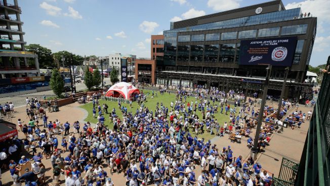 Toast to the Best of the NLC: The 2017 Chicago Cubs : baseball